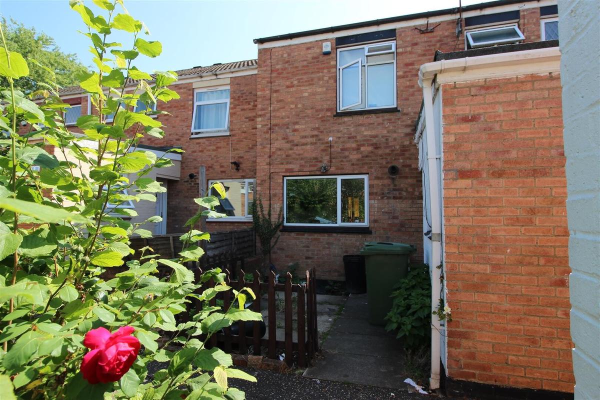 5 bedroom house for rent Bosanquet Close, London, UB8 3PE | UniHomes