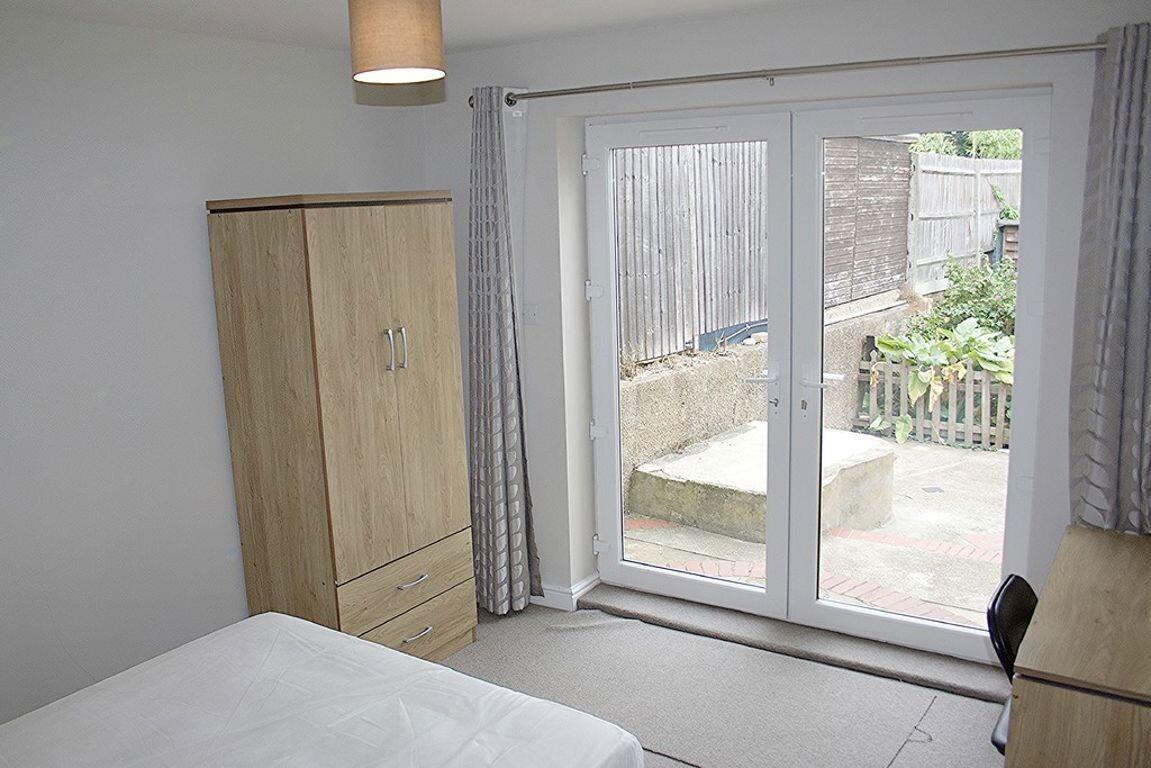 5 bedroom house for rent New Cross Road, Surrey, GU2 9NS | UniHomes