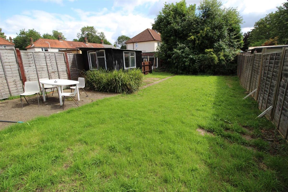 4 bedroom house for rent Orchard Waye, London, UB8 2BW | UniHomes