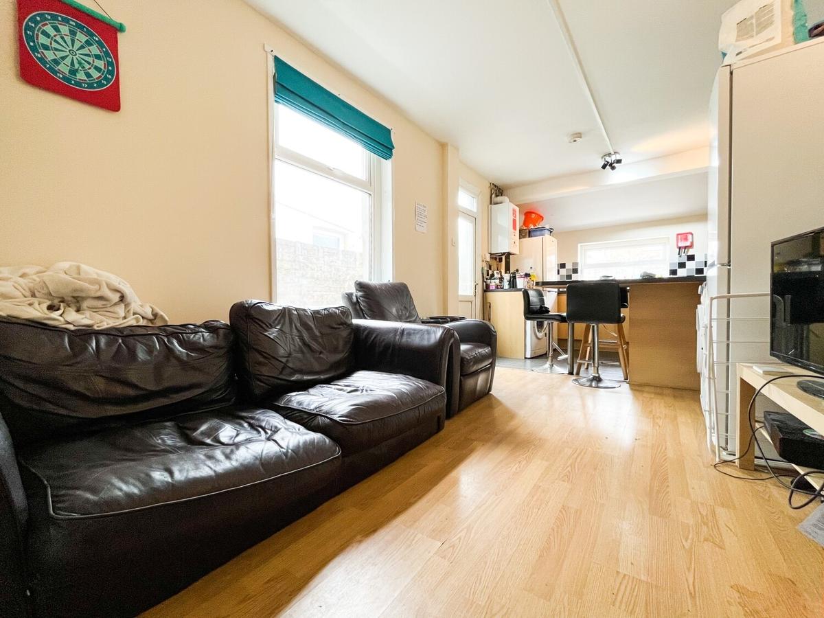 5 bedroom house for rent Dogfield Street Cardiff, CF24 4QL | UniHomes
