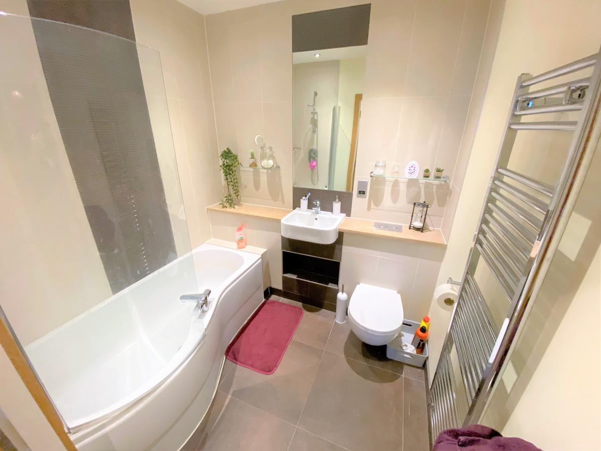 3 bedroom apartment for rent The Lounge Leeds, LS6 3HU | UniHomes
