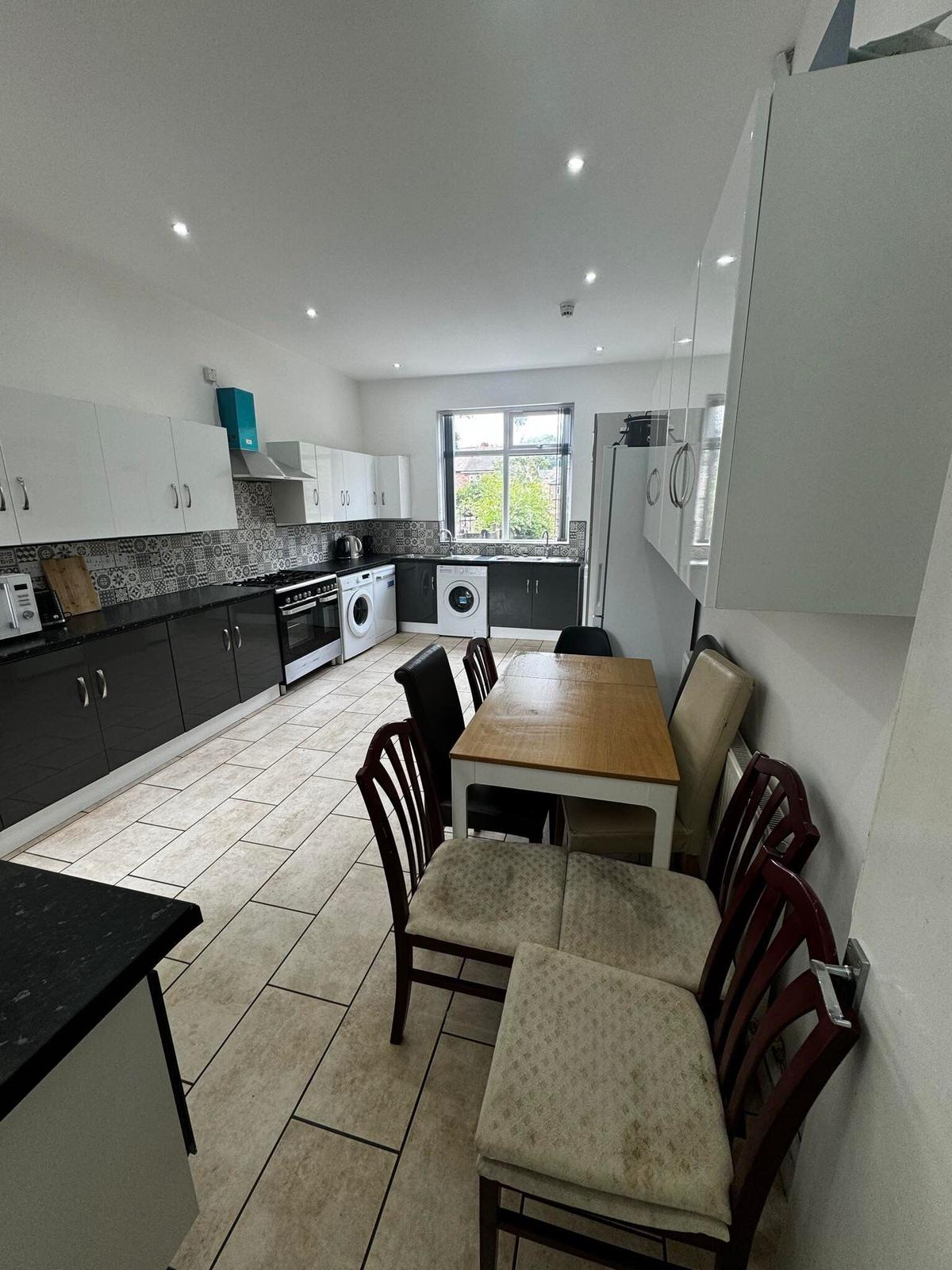 8 bedroom house for rent Birch Grove Manchester, M14 5JY | UniHomes