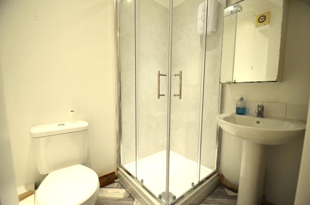 5 bedroom house for rent Alexandra Road Surrey, TW20 0RP | UniHomes