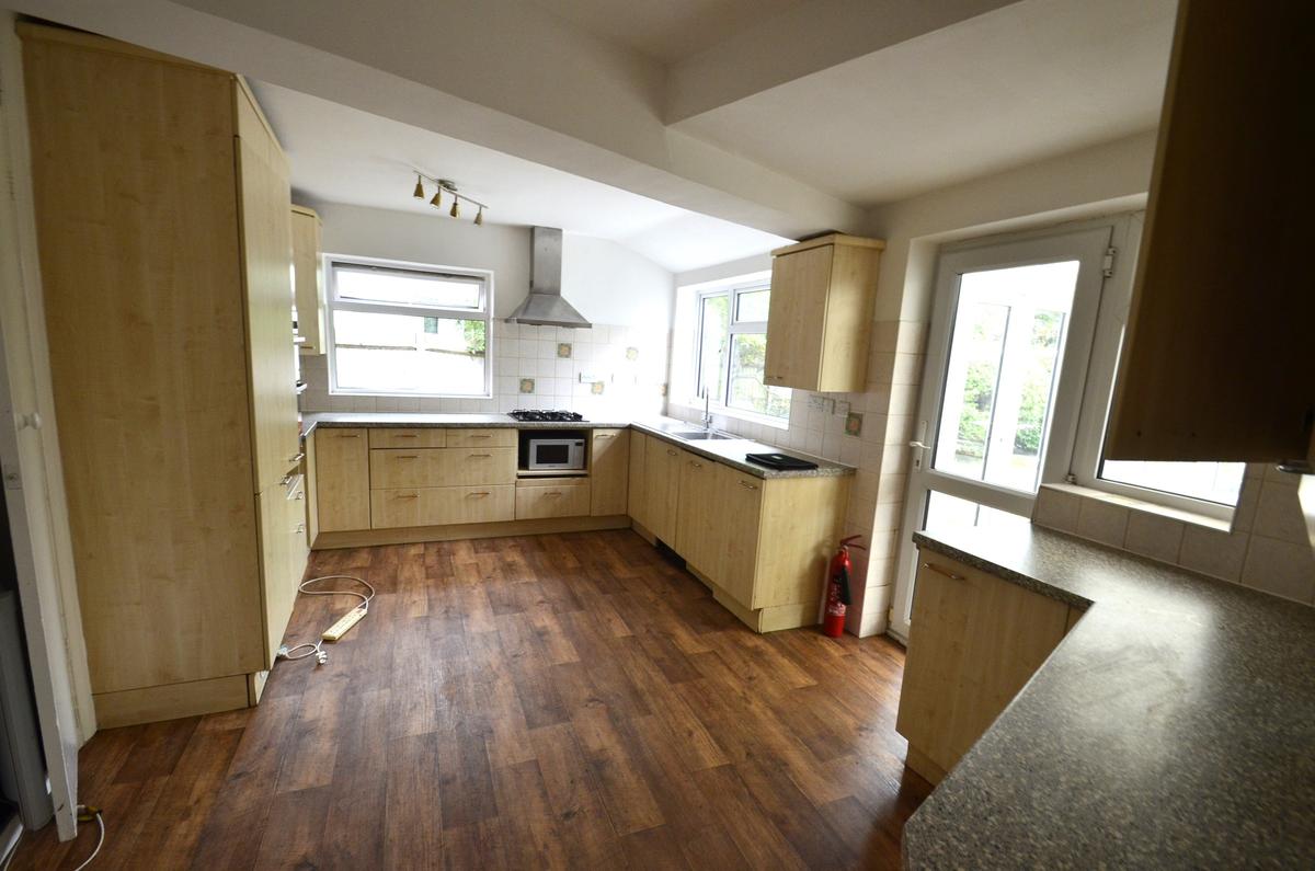 6 bedroom house for rent The Crescent Surrey, TW20 9PQ | UniHomes
