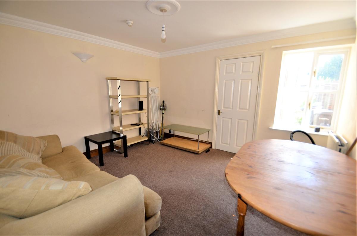 5 bedroom house for rent Alexandra Road Surrey, TW20 0RP | UniHomes