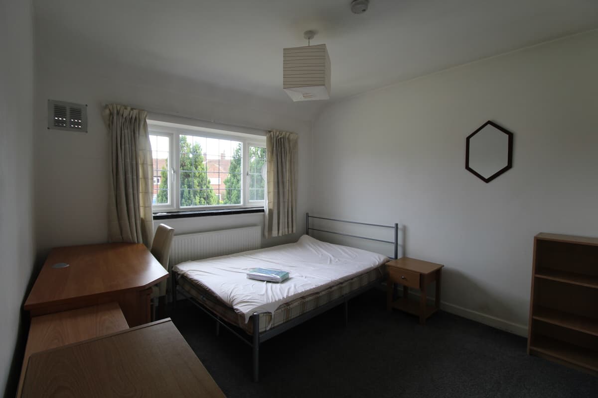 6 Bedroom House For Rent Yew Tree Drive Surrey Gu1 1pd Unihomes