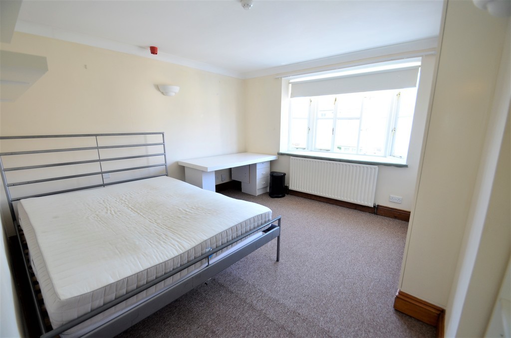 5 bedroom house for rent Alexandra Road Surrey, TW20 0RP | UniHomes