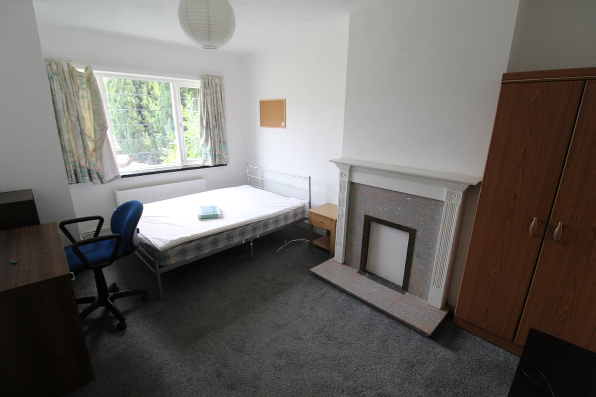 6 Bedroom House For Rent Yew Tree Drive Surrey Gu1 1pd Unihomes