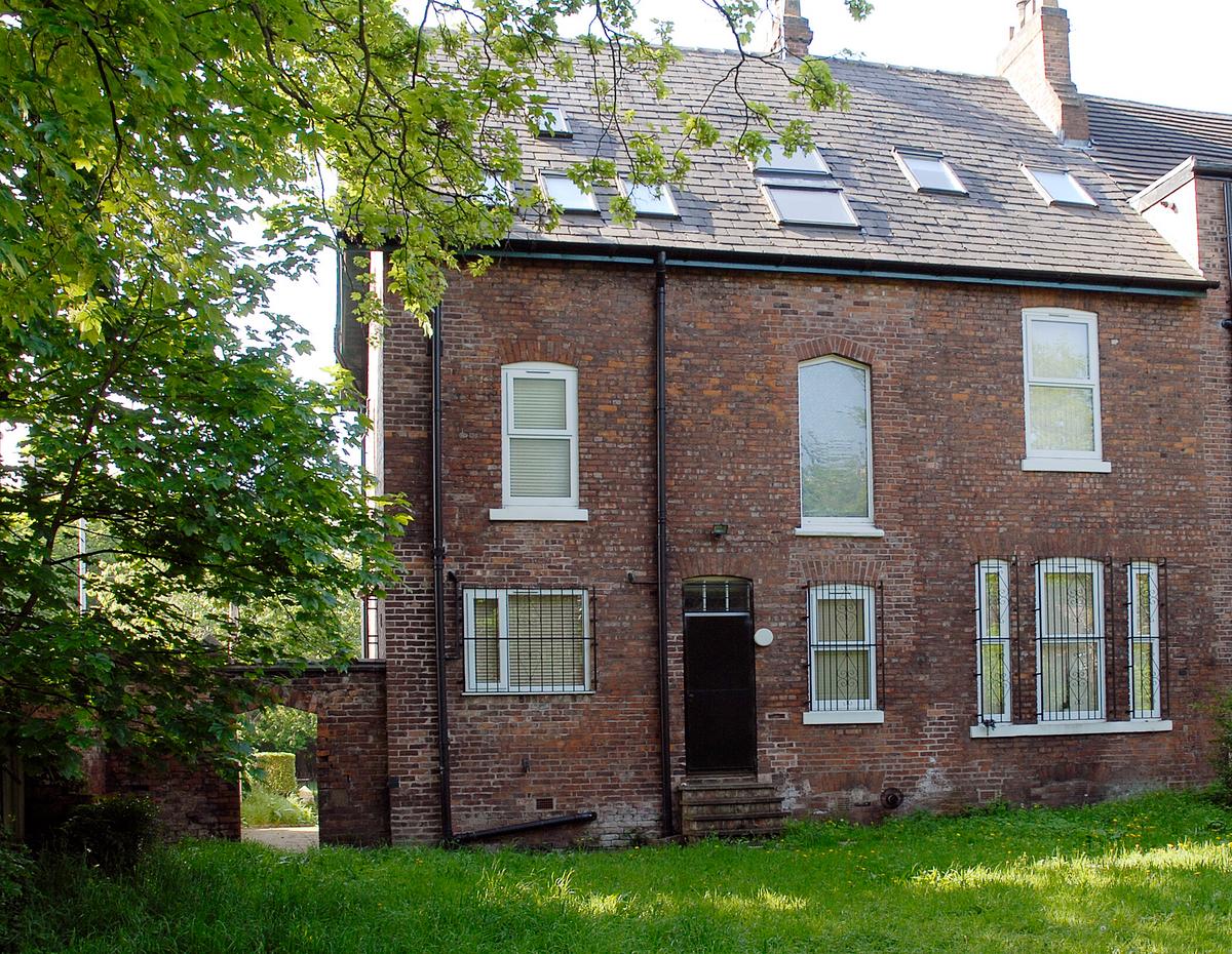 8 bedroom house for rent Brighton Grove, Manchester, M14 5JT | UniHomes