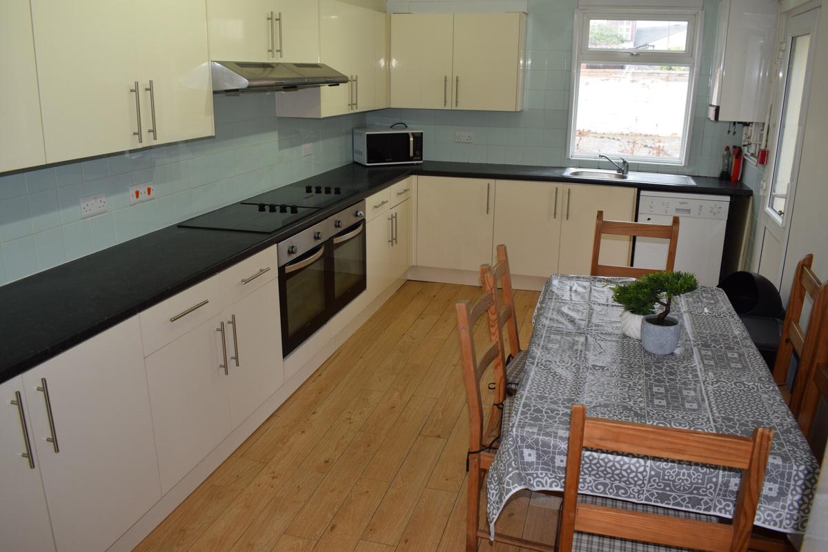8 bedroom house for rent Cathays Terrace, Cardiff, CF24 4HU | UniHomes