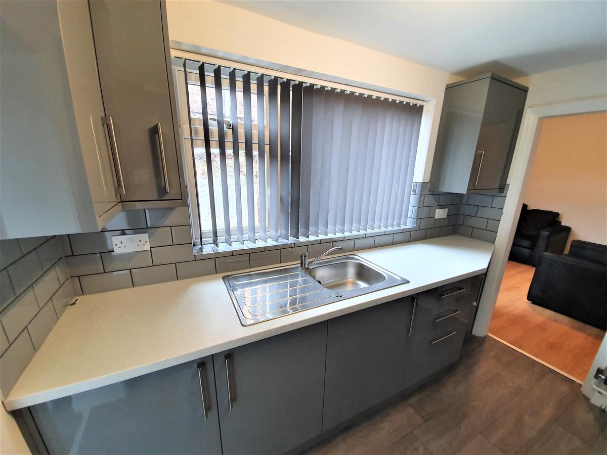 2 Bedroom House For Rent Raglan Street Hull Hu5 2jn Unihomes