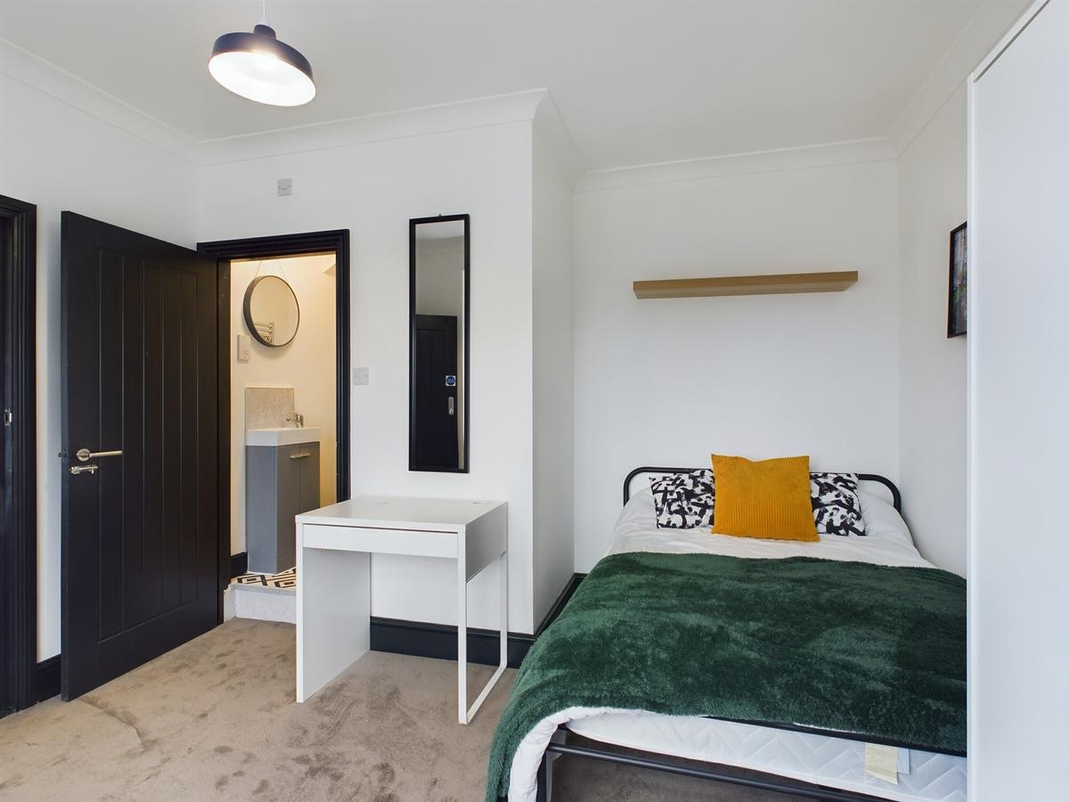 6 Bedroom House For Rent Monks Park Avenue Bristol Bs7 0un Unihomes
