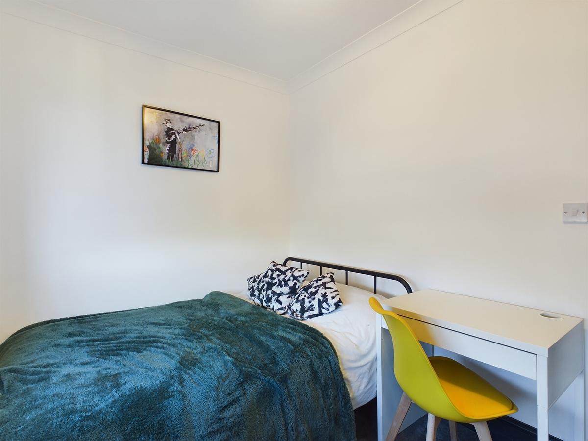 6 Bedroom House For Rent Monks Park Avenue Bristol Bs7 0un Unihomes