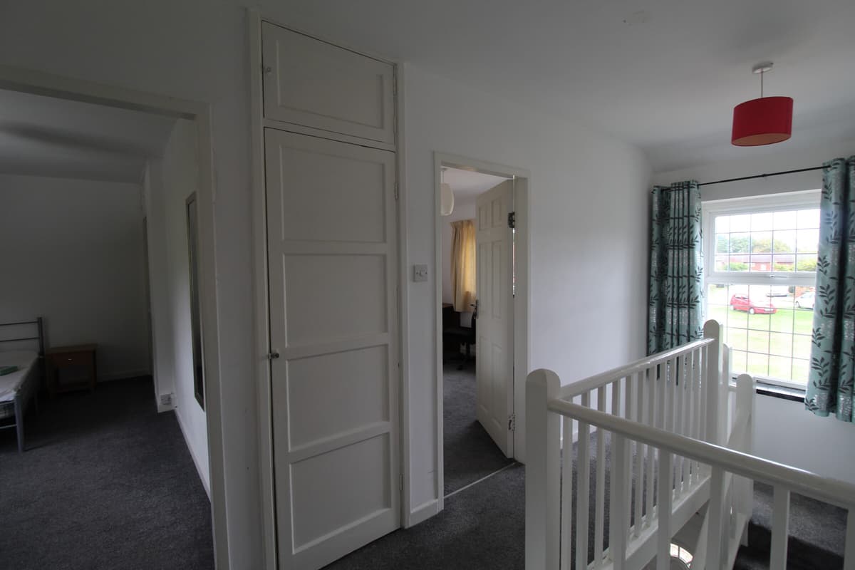 6 Bedroom House For Rent Yew Tree Drive Surrey Gu1 1pd Unihomes