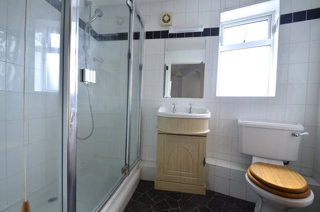 6 bedroom house for rent The Crescent Surrey, TW20 9PQ | UniHomes