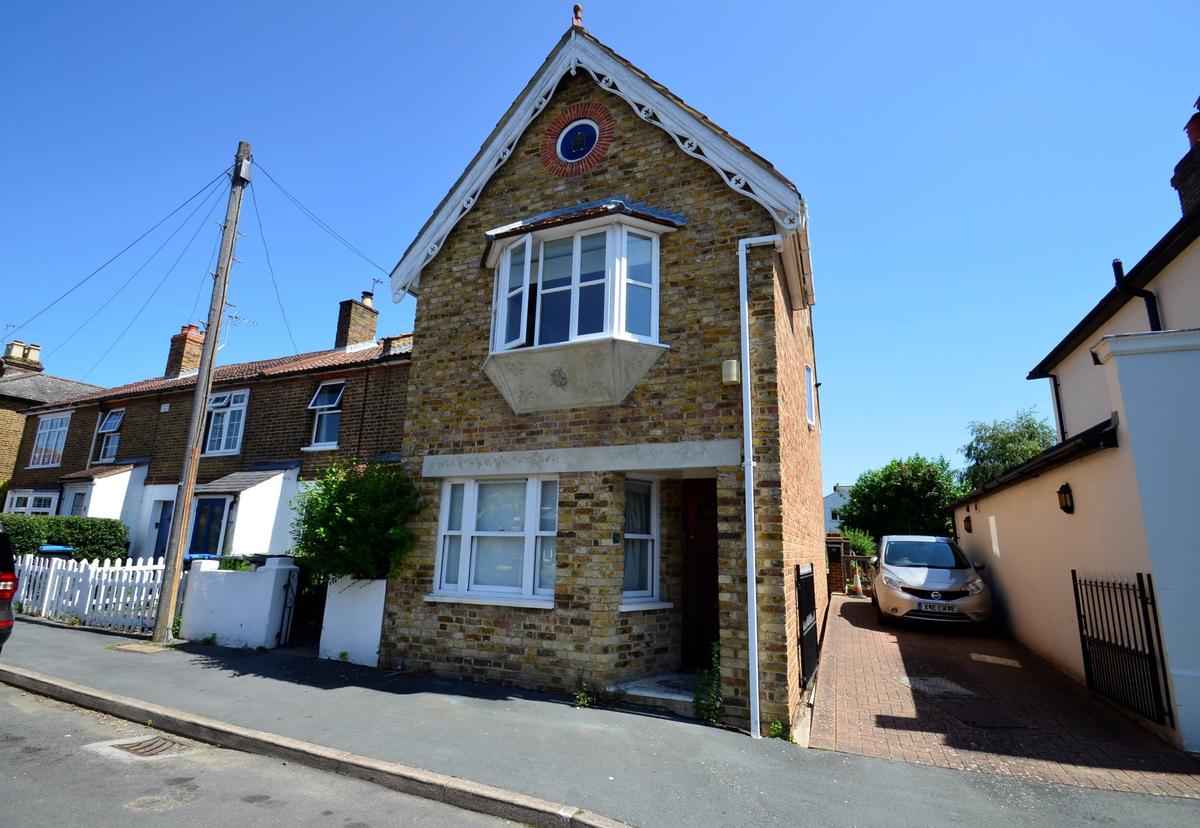 5 bedroom house for rent Alexandra Road Surrey, TW20 0RP | UniHomes