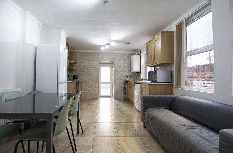 5 bedroom house for rent Angus Street Cardiff, CF24 3LX | UniHomes