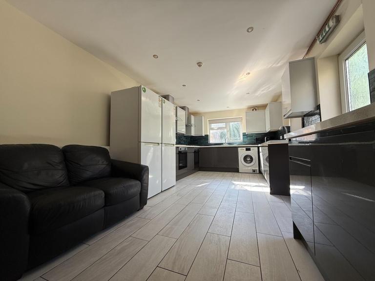 8 bedroom house for rent Woodville Road Cardiff, CF24 4EB | UniHomes