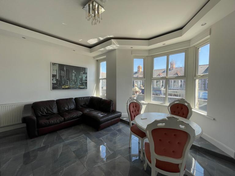 3 bedroom apartment for rent Wellfield Road Cardiff, CF24 3NZ | UniHomes