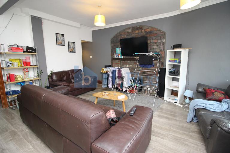 8 bedroom house for rent Manor Drive, Leeds, LS6 1DD | UniHomes