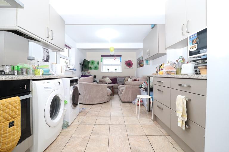 6 bedroom house for rent Manor Street Cardiff, CF14 3PX | UniHomes