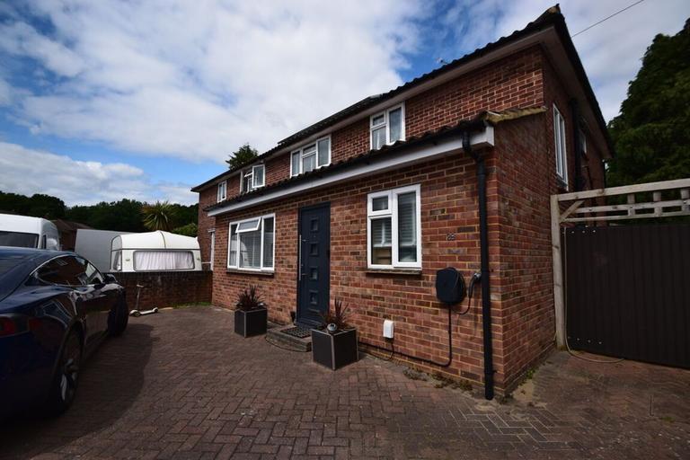 4 bedroom house for rent Lambourne Crescent, Surrey, GU21 5RQ | UniHomes