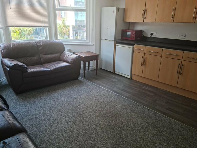 6 bedroom apartment for rent Holdenhurst Road Lansdowne, Bournemouth ...