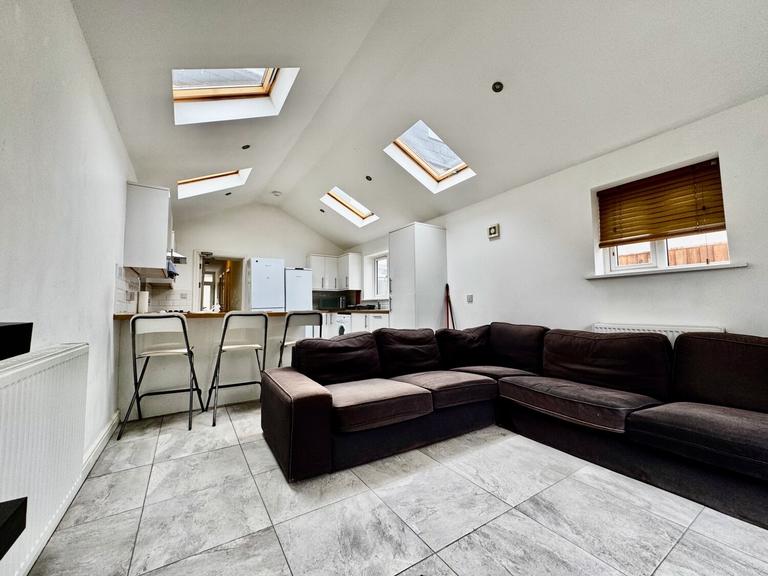6 bedroom house for rent Maindy Road Cardiff, CF24 4HQ | UniHomes