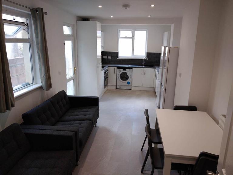 5 bedroom house for rent Dogfield Street Cardiff, CF24 4QN | UniHomes