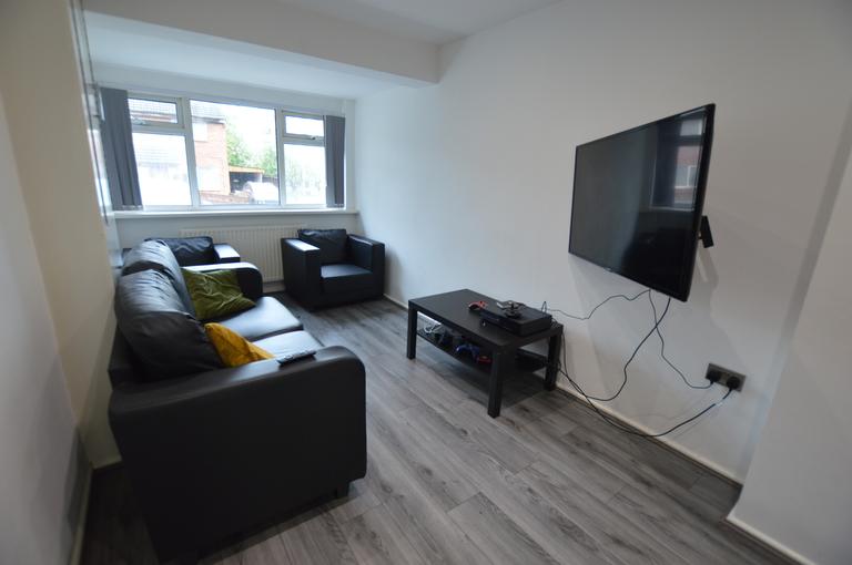 4 bedroom house for rent Well Close Rise, Leeds, LS7 1HT | UniHomes