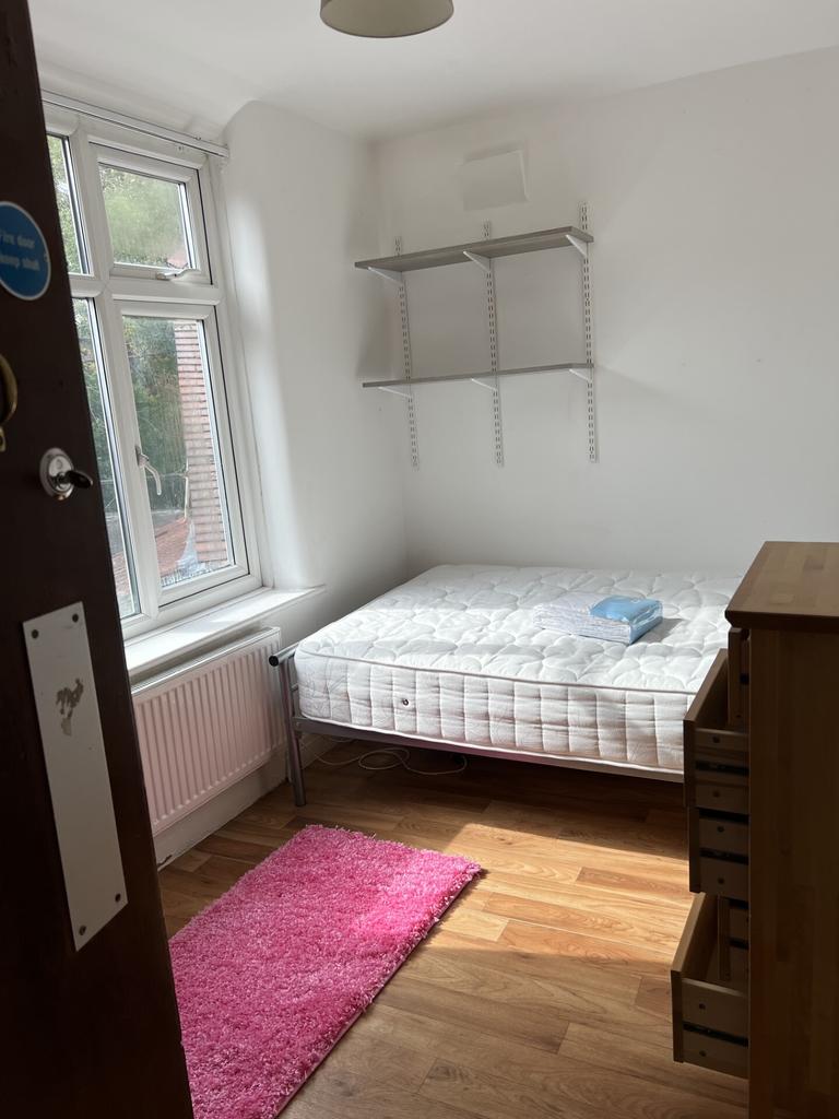 5 bedroom house for rent Leeshall Crescent, Manchester, M14 6YA | UniHomes