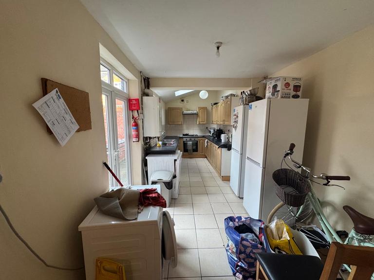6 bedroom house for rent Kimbolton Avenue Nottingham, NG7 1PT | UniHomes