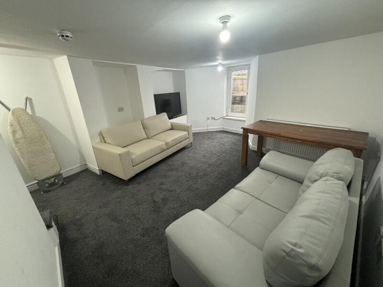 6 bedroom house for rent Royal Park Avenue Leeds, LS6 1EY | UniHomes