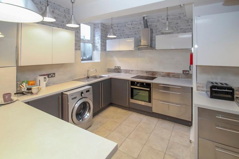 4 bedroom apartment for rent Delph Lane Leeds, LS6 2HQ | UniHomes