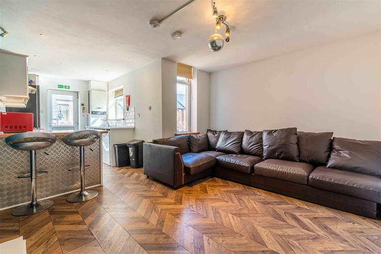 6 bedroom house for rent Second Avenue, Newcastle, NE6 5XT | UniHomes